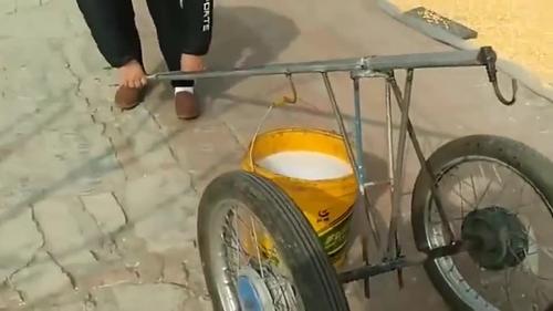 小推车一天推几百桶都不累,人民的聪明才智特别强大!