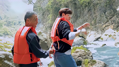 汪苏泷撒渔网动作挺帅,不料没捕到还把网卡住,摄像小哥都想笑!