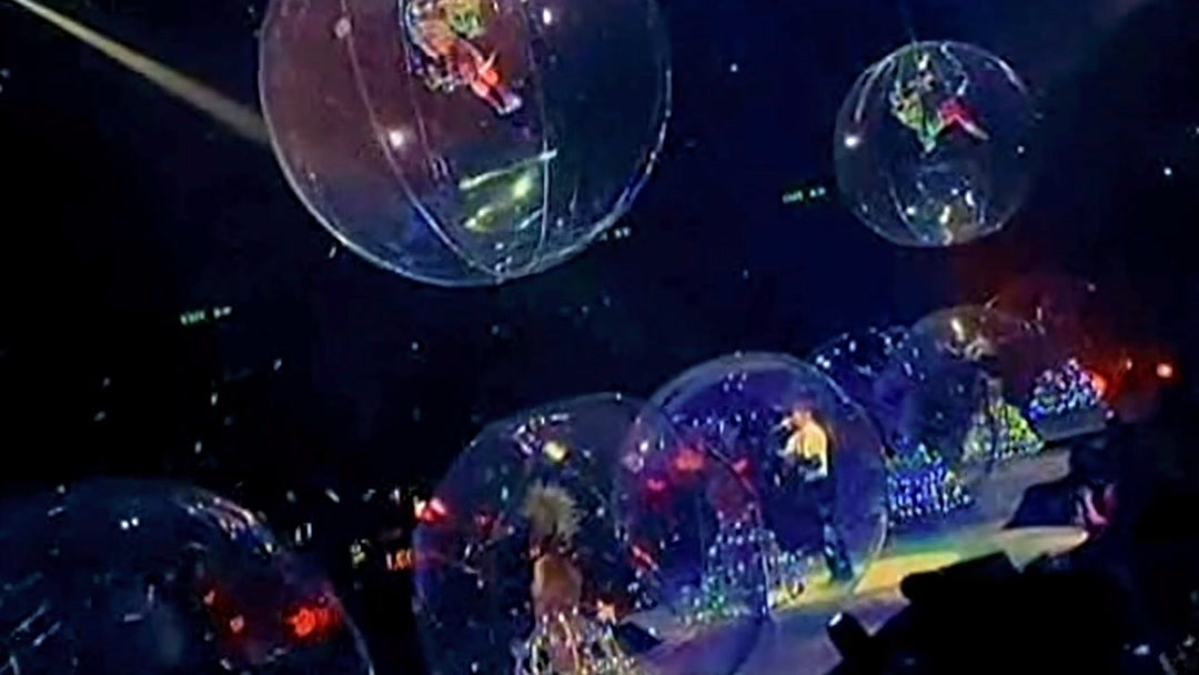 黎明演唱会经典舞台表演!星球美女实力爆棚