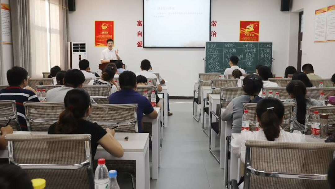 开学第一天班主任因太活跃遭校长暴打是为何?