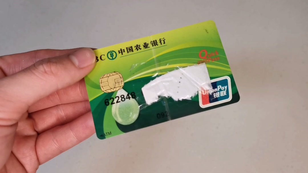没钱的银行卡不注销,后果会怎样?看完视频就全明白了