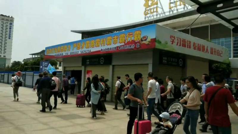 实拍桂林火车站,火车从桂林到南宁,广场人太多了,有点意外,