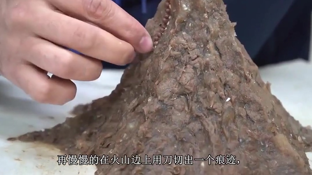 小哥模拟火山喷发制作了一个模型,网友:"大自然真恐怖"