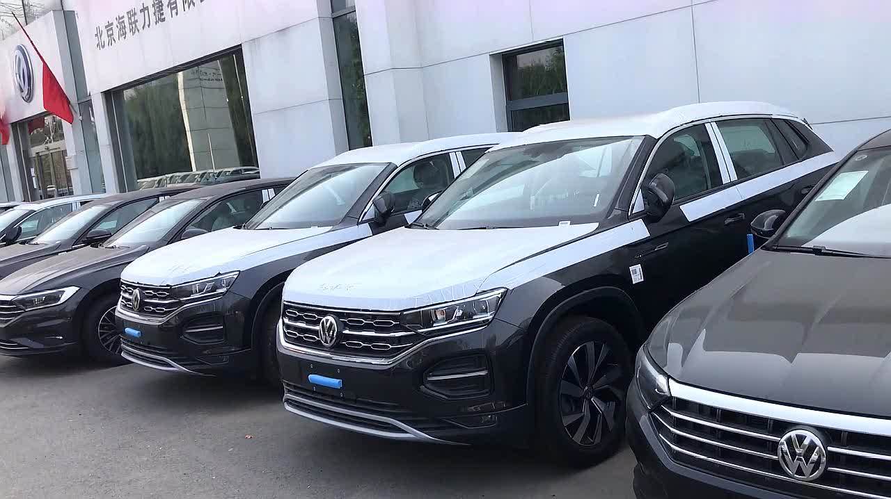 看一汽大众4S店的交车区域就知道,销量最多的是大众速腾和探岳