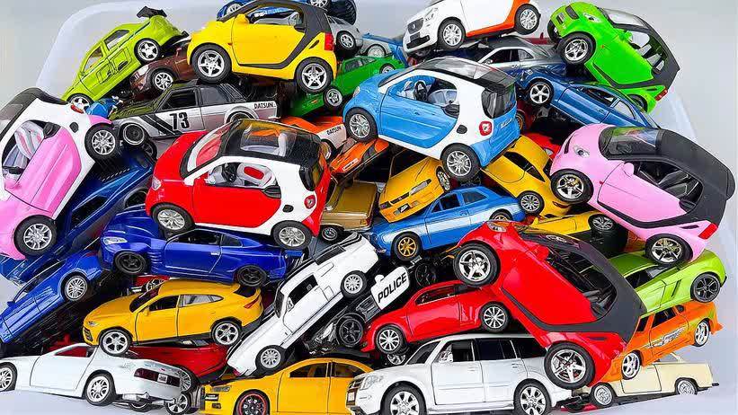 双座汽车和迷你跑车模型玩具