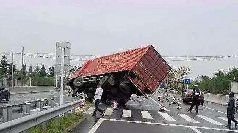 电动车要穿过马路,下一秒却被飞驰的卡车撞飞,监控拍下事发过程