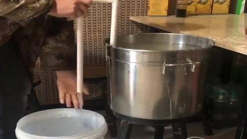 不用抽水机,只需一根特制的水管,就能把水抽出来