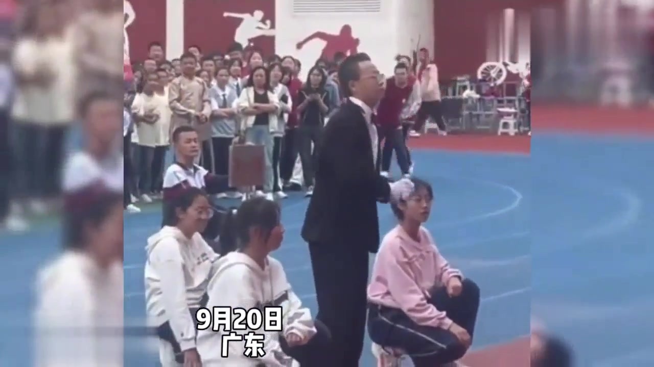 男生在学校运动会表演才艺,开始前是个安静小哥,开始后反差挺大