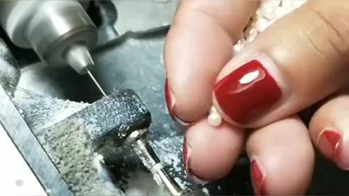 纯手工打磨的珍珠,一秒钟一个,背后的利润很难想象