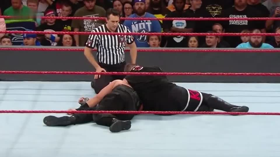 罗门伦斯被羞辱后终于爆发 重拳铁肘疯狂招呼欧文斯