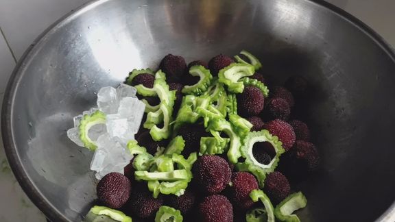 自制杨梅苦瓜果酱好吃极了