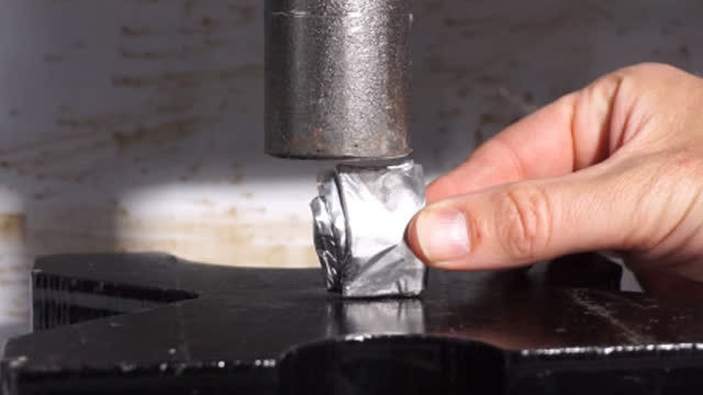 一张纸对折九次后有多厚?老外用液压机实验,网友:强行对折!