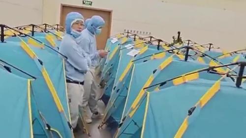 在酒店里集体隔离,住着帐篷跟露营差不多,为什么跟想象中的不一样?