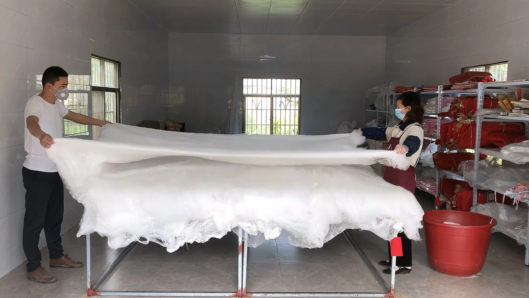 给福建朋友翻新一个蚕丝被,用了三年时间,做好以后又是个新被子
