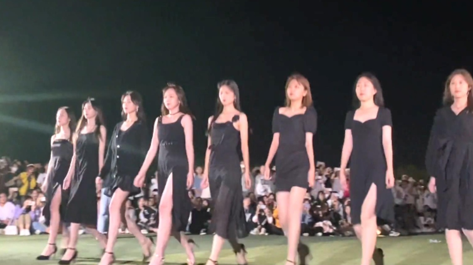 满满的青春荷尔蒙气息!学姐为新生表演走秀,现场尖叫声一片