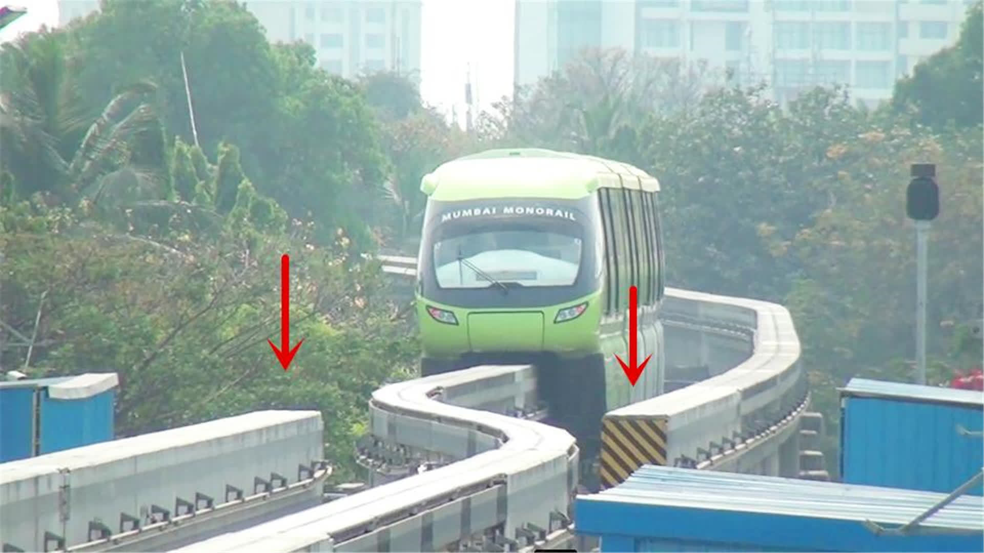 实拍单轨列车是如何变道的?真怕下一秒它就会掉下去