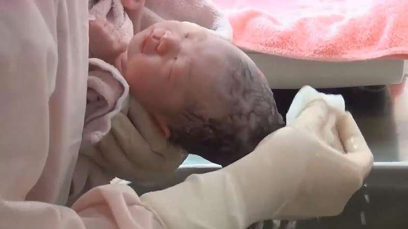 刚出生10分钟的宝宝,第一次洗澡全记录,一个新生命的开始