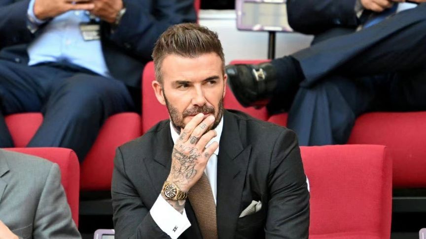 贝克汉姆一身黑西装帅气亮相世界杯,到卡塔尔由王子亲自接机