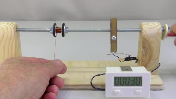 手工大师用最简便材料做一台带计数器的卷绕线圈装置,不佩服不行