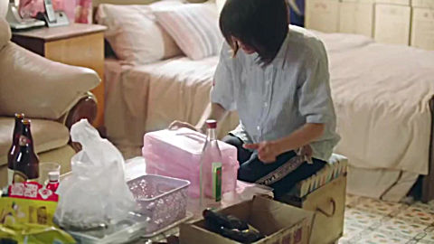 流淌的美好时光:易遥回家里,找到白酒给伤口消毒