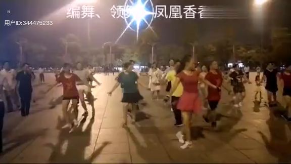 大众鬼步舞《众人划桨开大船》晚上现场版。
