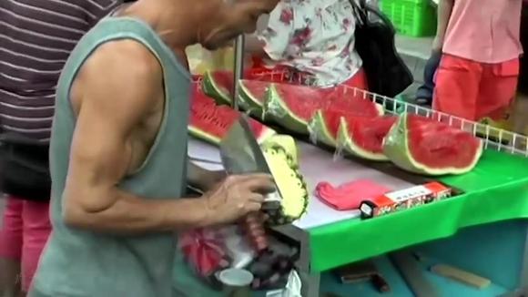 街头切菠萝大师刀法出神入化,十秒一个,看情形应有二十年的功力