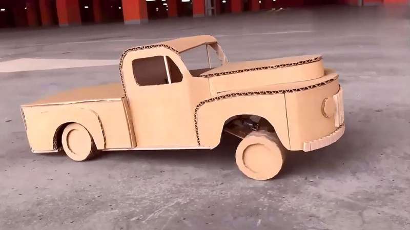 牛人用纸板DIY汽车模型,居然还能斜着走,这回开眼界了!