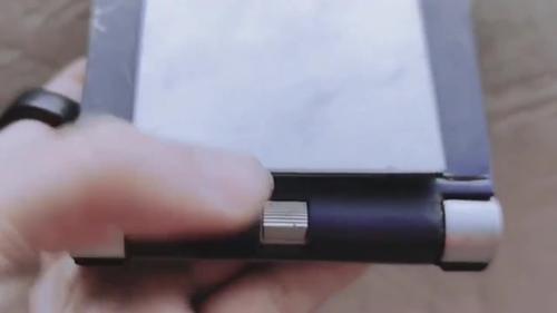 如果我没猜错的话,这计算器得比我年纪还大吧,是个老物件没错了!