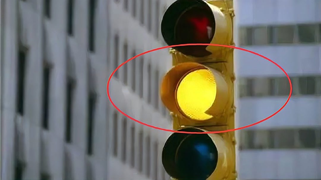 闯黄灯也扣分?交警:这种情况下一律扣分罚款,车主一定要注意!