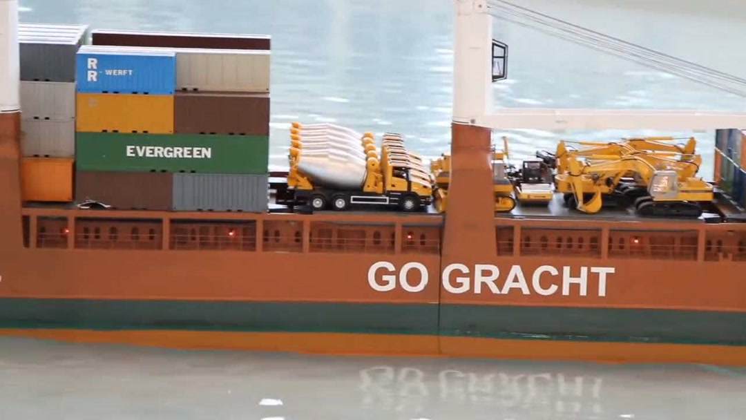 RC遥控模型表演--载满工程车的远洋集装箱货轮