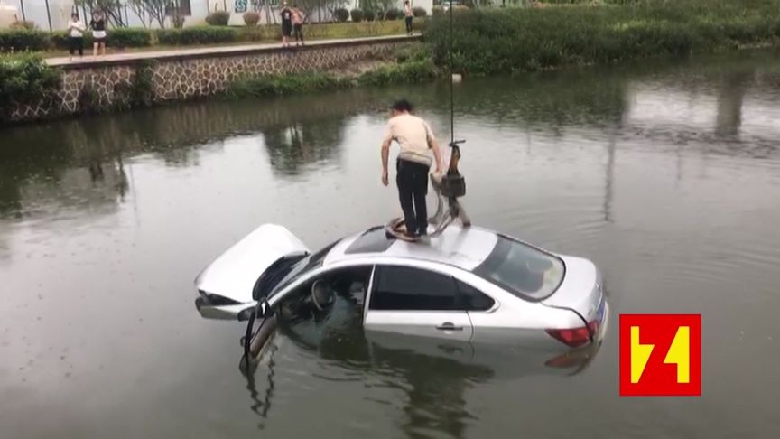惊险!海南一轿车转弯时直冲下河“泡澡”,所幸水深较浅