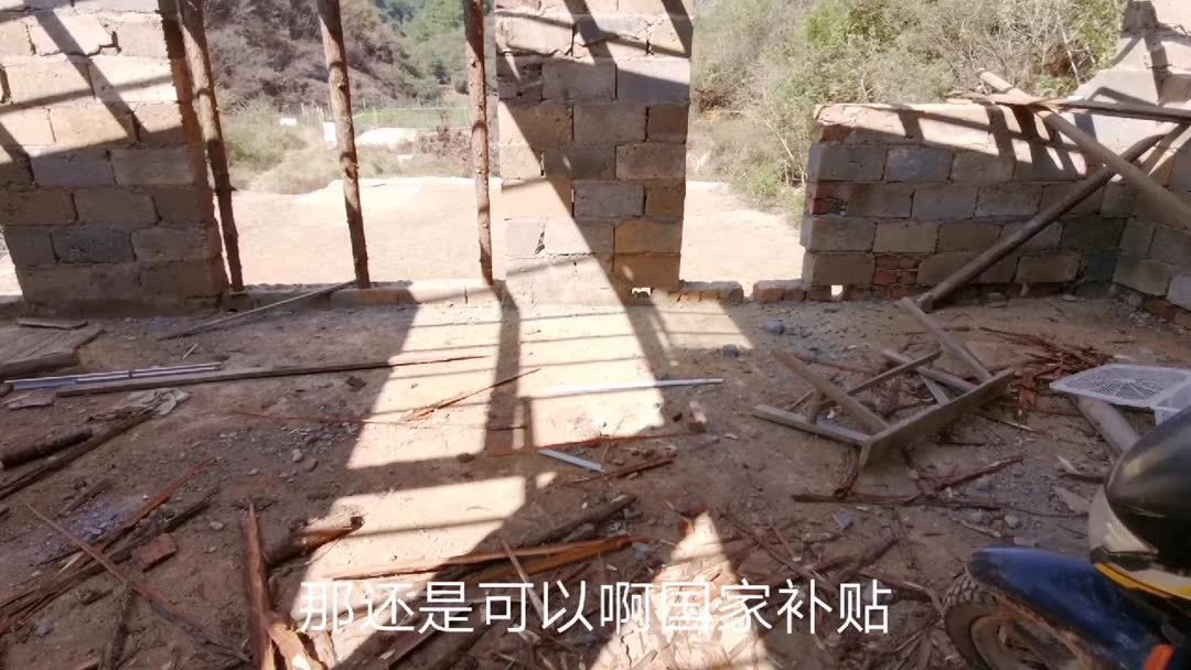 农村小伙响应绿色环保政策,给养殖场建化粪池,国家有补贴