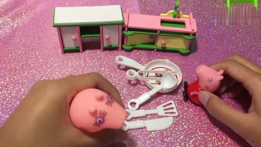 燕子解说:动画片:佩奇想学做饭,猪妈妈教她认识厨具,佩奇很快