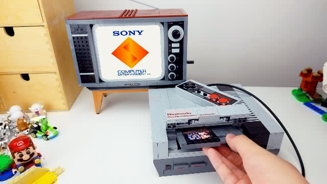 乐高出了一款游戏机!能插电视还能玩!