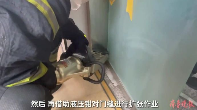 果然视频|女孩不慎手卡玻璃门缝隙中,消防迅速到场扩张施救