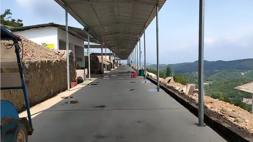 上班视察工作,今天高温都放假了