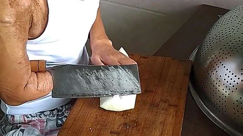 残疾男子拿刀切菜,网友:看着好费劲