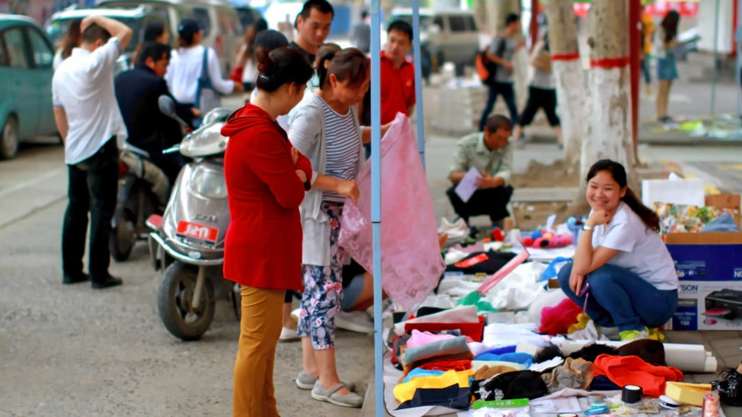 一夜间崛起的“地摊经济”,会对店铺经济产生冲击吗?