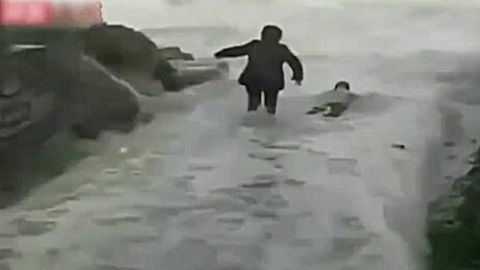 山东青岛市小伙:儿子被海浪卷跑,父亲明知无力回天,依然做出如此感人...