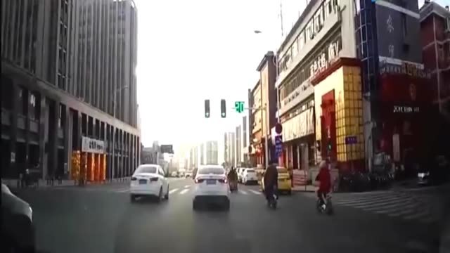 电动车过马路不看车结果被汽车撞,发生悲剧!