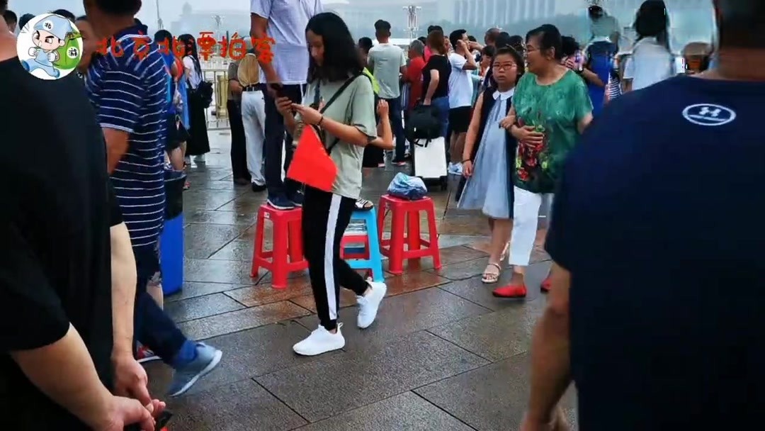 去天安门看升旗,去晚了怎么办?看大叔是怎么做的!