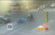 一名男子手持铁棍殴打交警,被群众制服