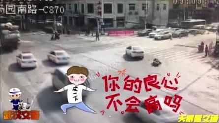 电动自行车与机动车大战三回合!小姐姐说:你们都长点心吧!