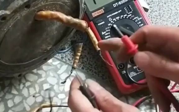 阻值最大接电容,阻值最小接电源,学会了吗?电工 越活越亲和