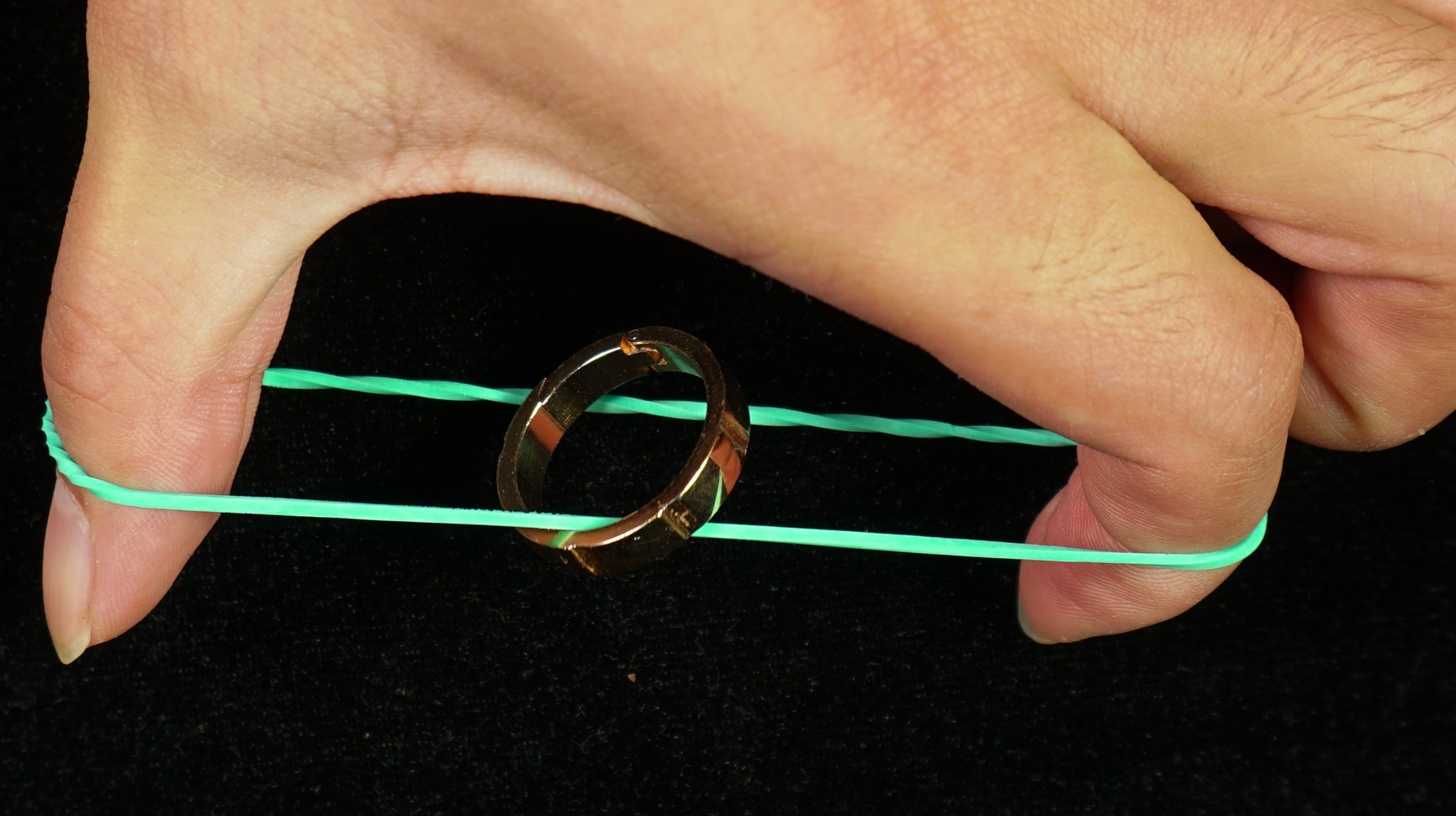 不能破坏皮筋,怎样取出完整无缺的戒指?教学后真简单