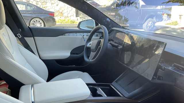 特斯拉新款Model S谍照曝光,异形方向盘只是虚晃一枪?