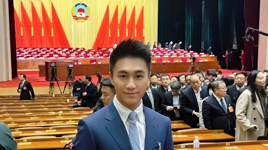 何猷君晒湖北省政协会议现场照