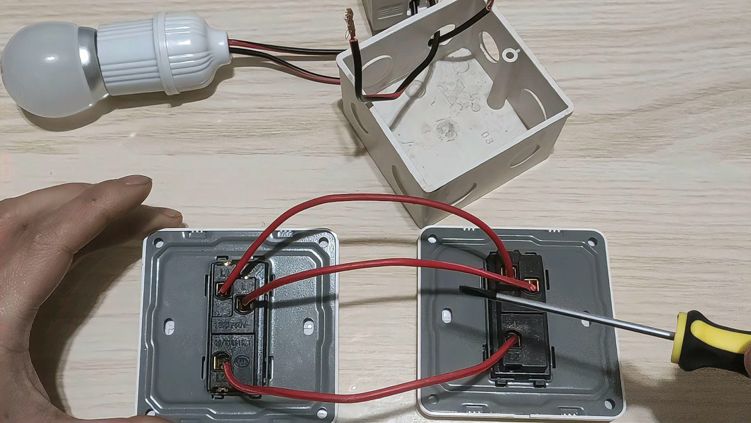 单控开关怎么改为双控开关,接线简单,老电工教你一招,轻松学会