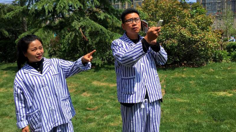 精神病嫌天气热,拿计算器给老天爷打电话调温度,操作真是厉害