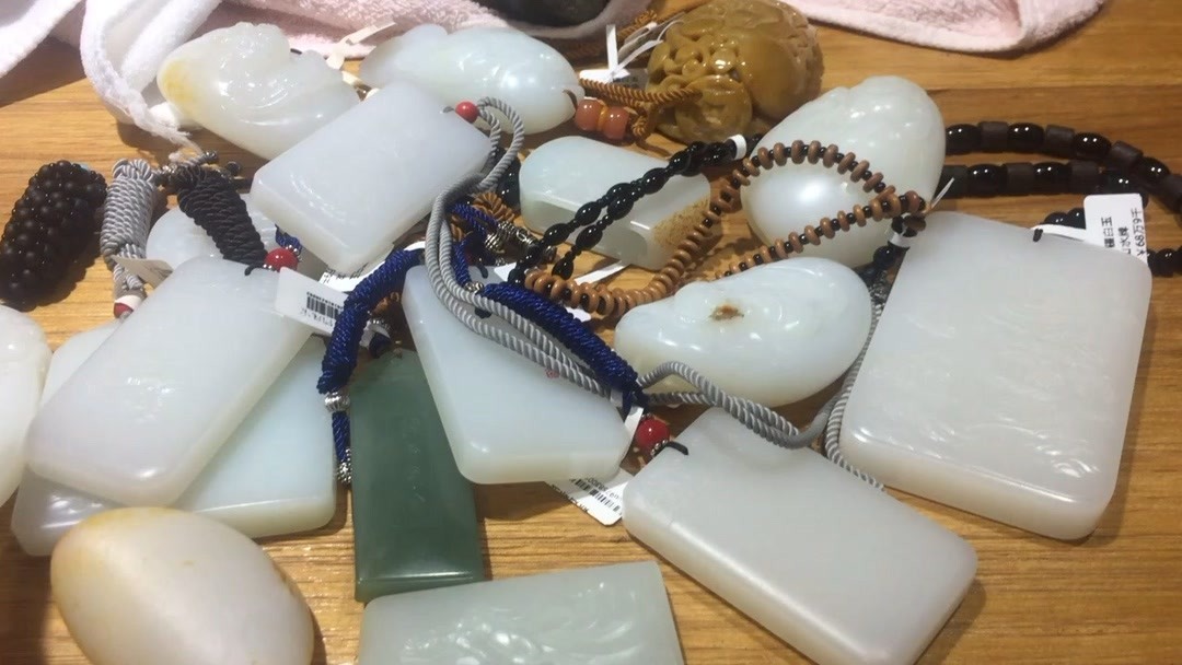 一堆新疆和田玉,2000和10000一眼看的出,现在是价格决定品质。